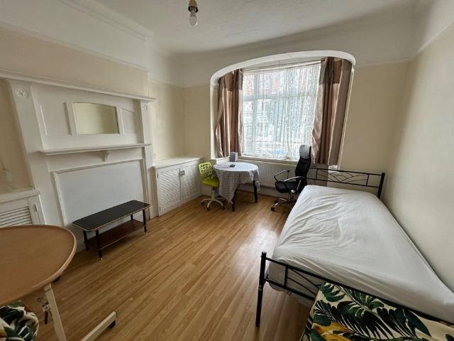 3 Bed Terraced House, Durnsford Road, SW19