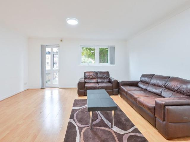 3 Bed Terraced House, Falcon Way, E14