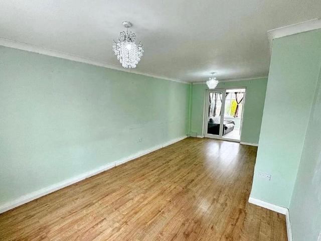 3 Bed Terraced House, Garretts Mead, LU2