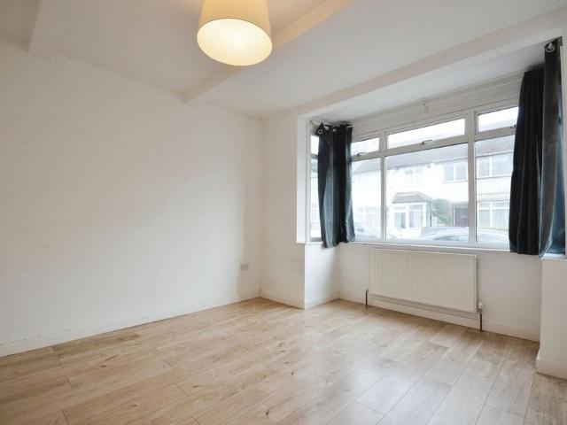 3 Bed Terraced House, Hepworth Road, SW16