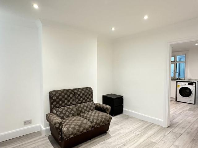 3 Bed Terraced House, Kingsley Road, TW3
