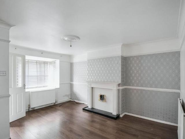 3 Bed Terraced House, Oakley Close, E6