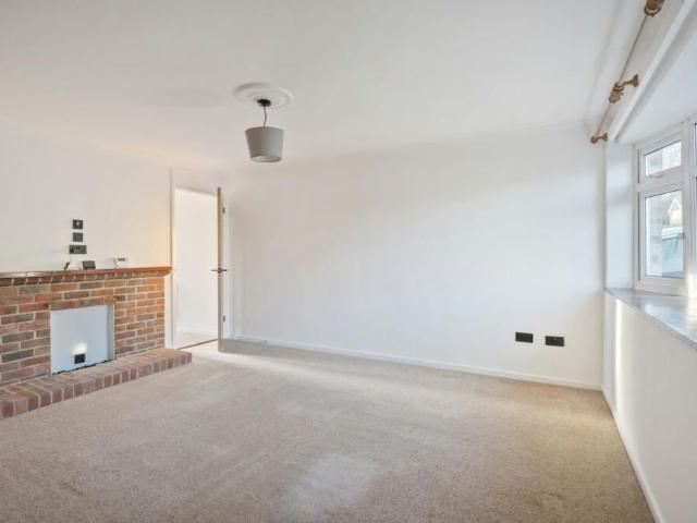 3 Bed Terraced House, Plover Close, SO16
