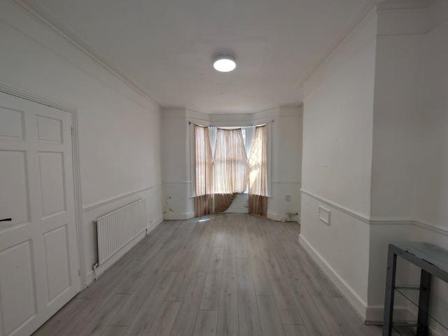 3 Bed Terraced House, Raynham Avenue, N18