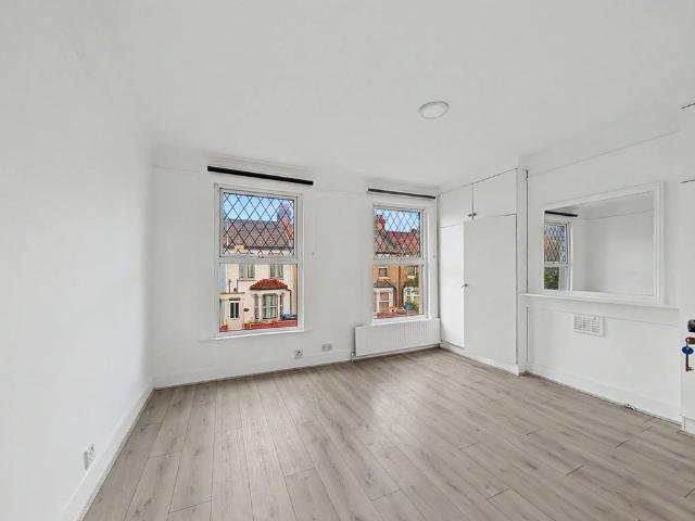 3 Bed Terraced House, Raynham Avenue, N18