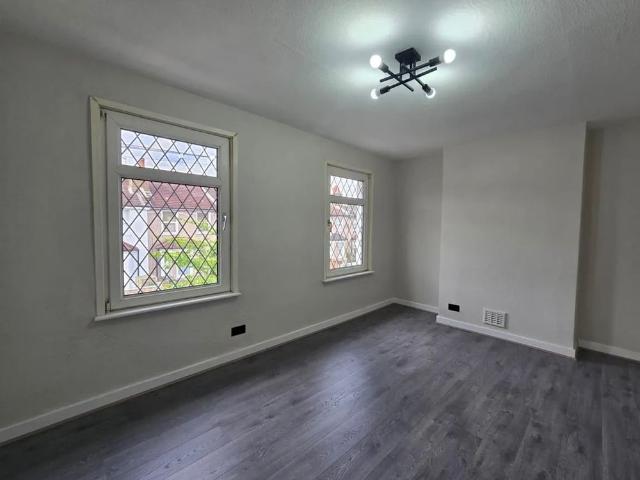 3 Bed Terraced House, Summerfield St, SE12