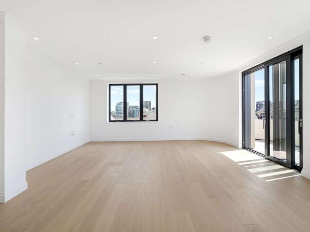 3 bed apartment with wrap around balcony and views of the Thames