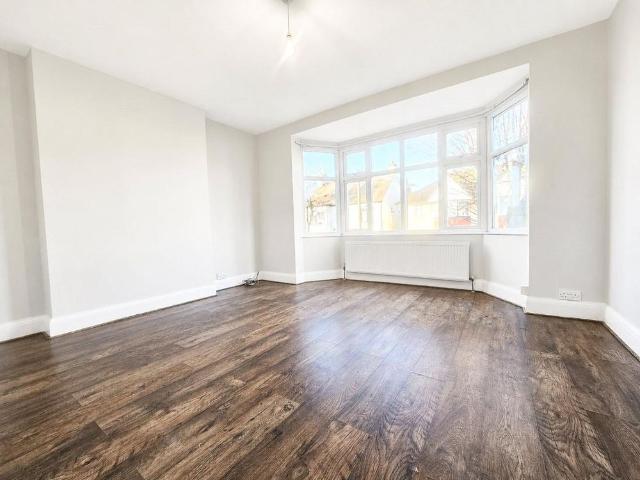 3 bed apartment to rent in Tankerville Drive, Leigh on Sea, SS9