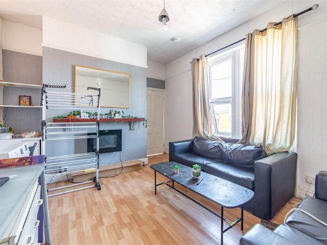3 bed apartment to rent in Wingrove Avenue, Fenham, NE4