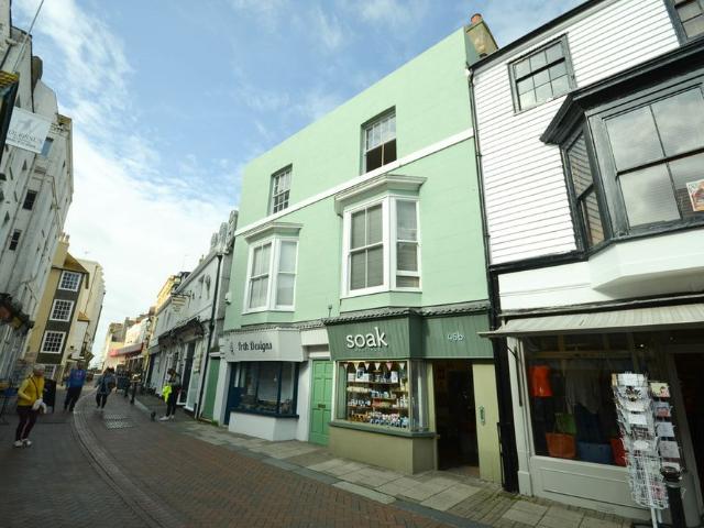3 bed apartment to rent in George Street, Hastings