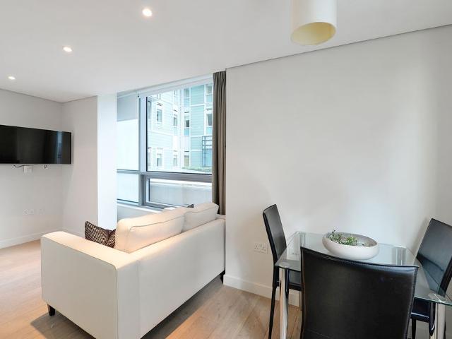 3 bed apartment to rent Merchant Square, Paddington W2