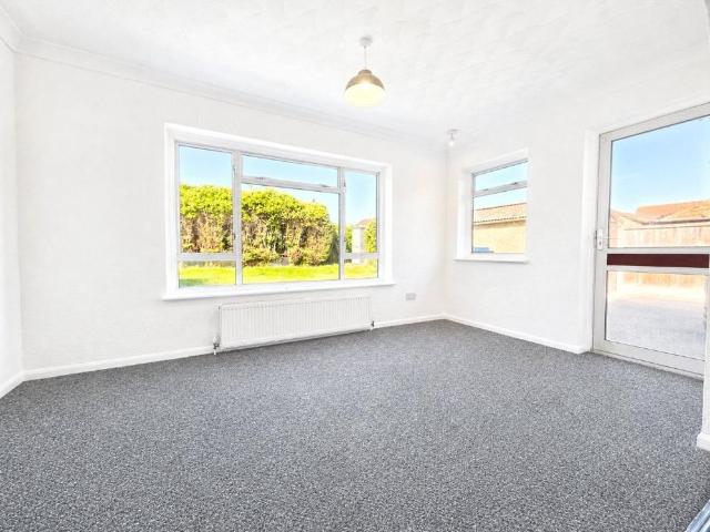 3 bed detached bungalow to rent in Crays Hill, Billericay, CM11
