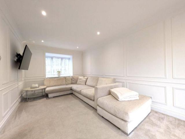 3 bed Detached House To Let
