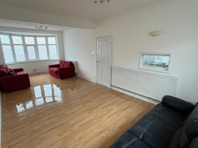 3 Bed Detached House, Wyvern Avenue, LE4