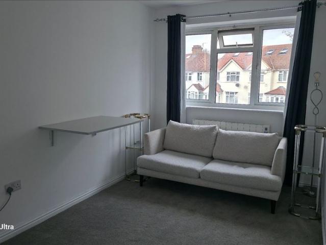 3 Bed Detached House, Hinton Avenue, TW4