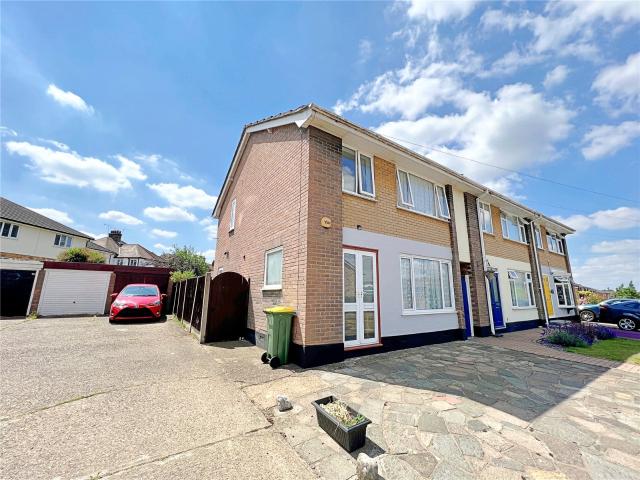 3 bed end of terrace house to rent in Glebe Drive, Rayleigh, Essex, SS6
