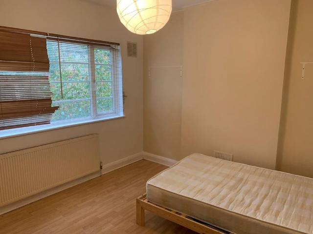 3 Bed Flat, Mundania Court, SE22