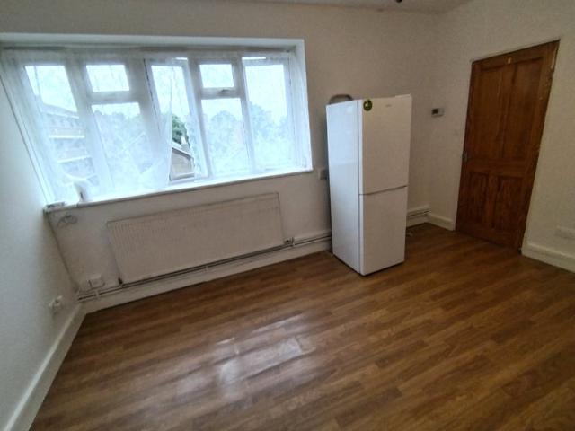 3 Bed Flat N16 £3000 | Family Only | July