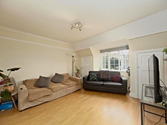 3 Bed Flat, New Park Court, SW2