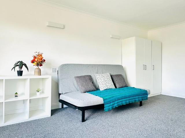 3 Bed Flat, Oxgangs Crescent, EH13