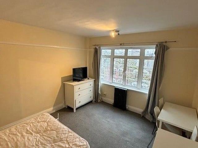 3 Bed Flat, Old Brompton Road, SW5