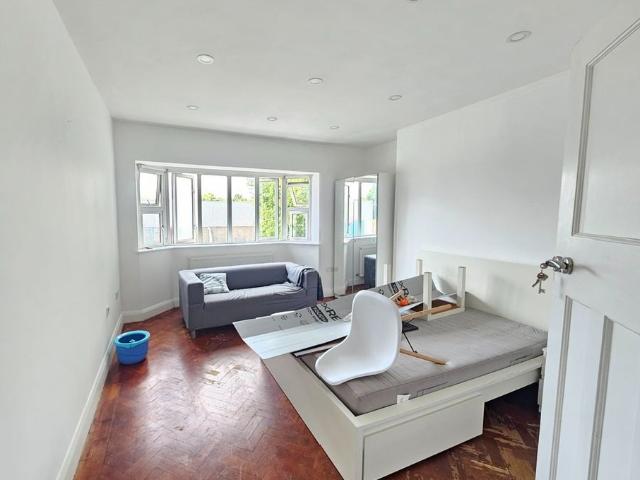 3 Bed Flat, Orchard House, SE16