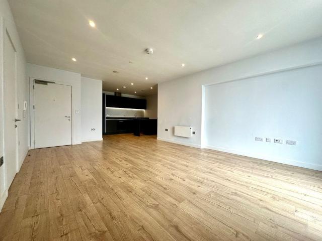 3 Bed Flat, Axis Tower, M1