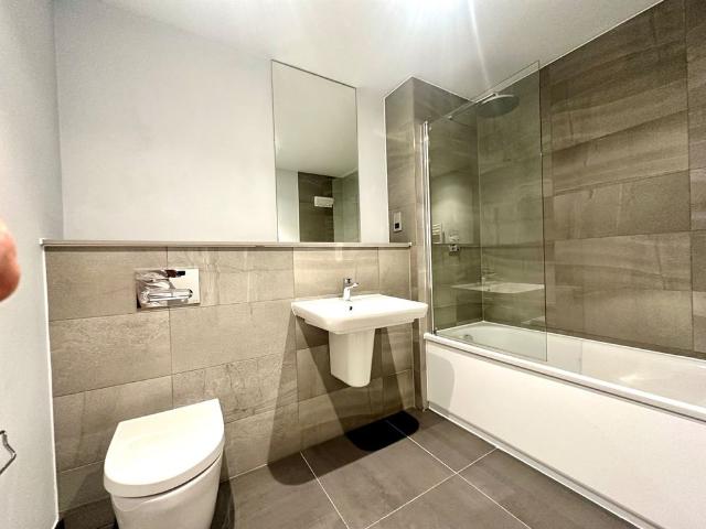 3 Bed Flat, Axis Tower, M1