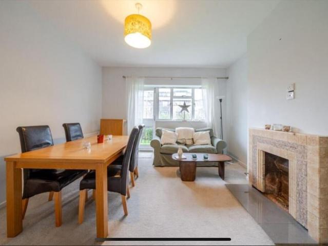 3 Bed Flat, Alexander Court, SW18