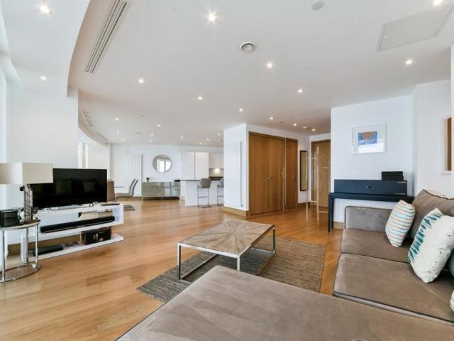 3 Bed Flat, Arena Tower, E14