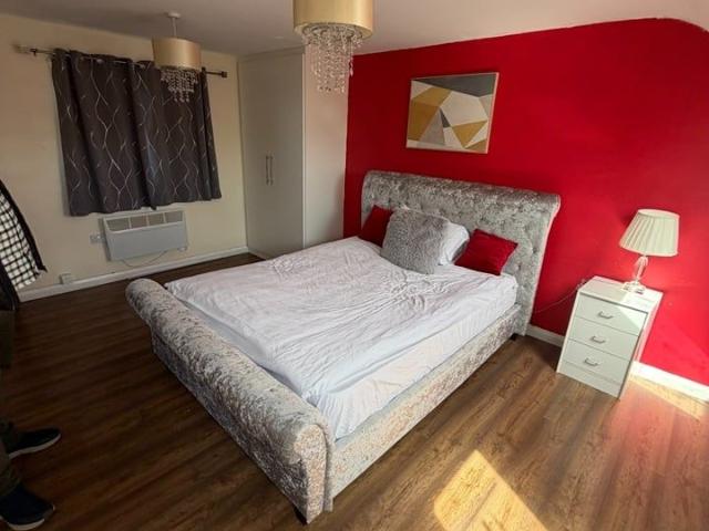 3 Bed Flat, Armytage Road, TW5