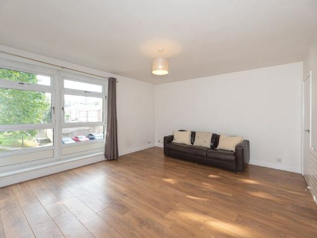 3 Bed Flat, Arnal Crescent, SW18