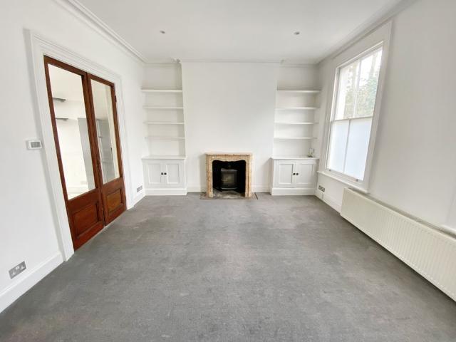 3 Bed Flat, Bamborough Gardens, W12