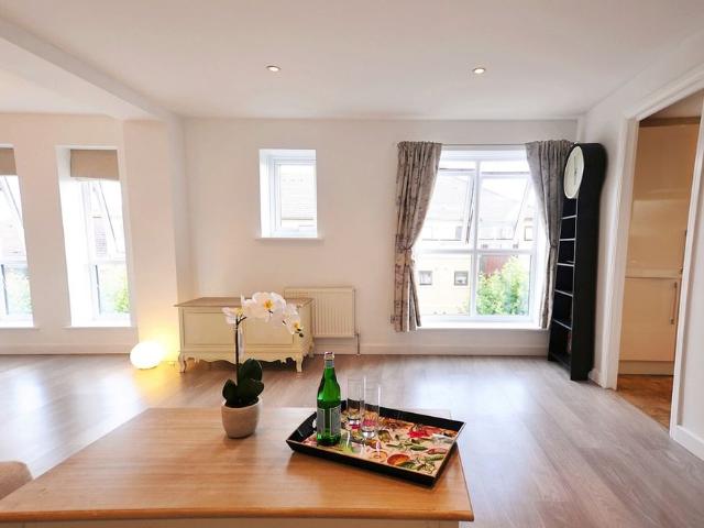 3 Bed Flat, Bowes Lyon Hall, E16