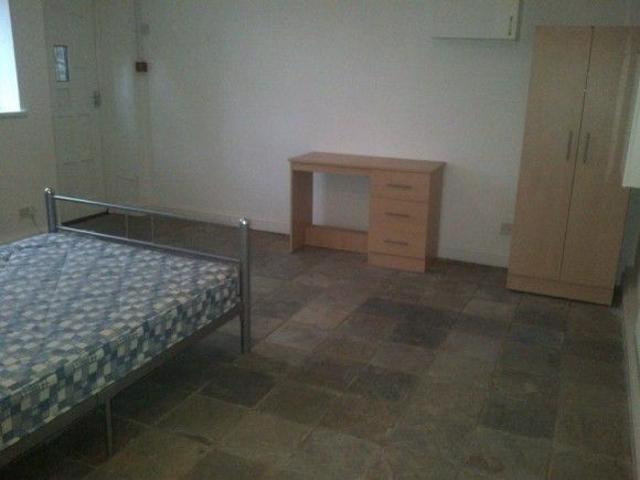 3 Bed Flat Bradford