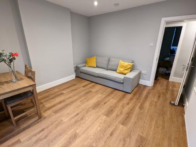 3 Bed Flat, Browning Street, SE17