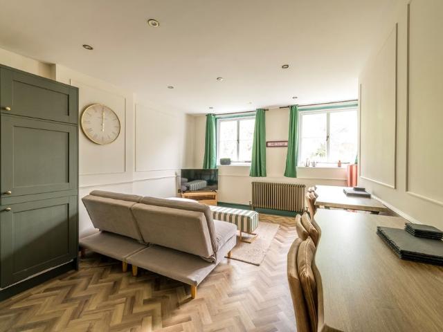 3 Bed Flat, Caledonia Place, BS8