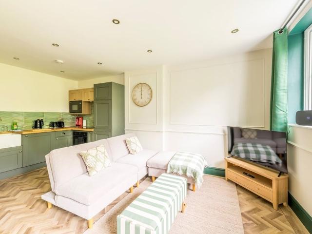 3 Bed Flat, Caledonia Place, BS8