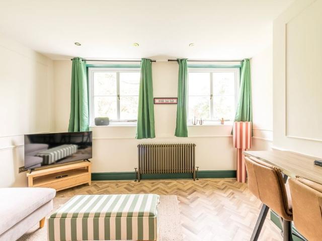 3 Bed Flat, Caledonia Place, BS8