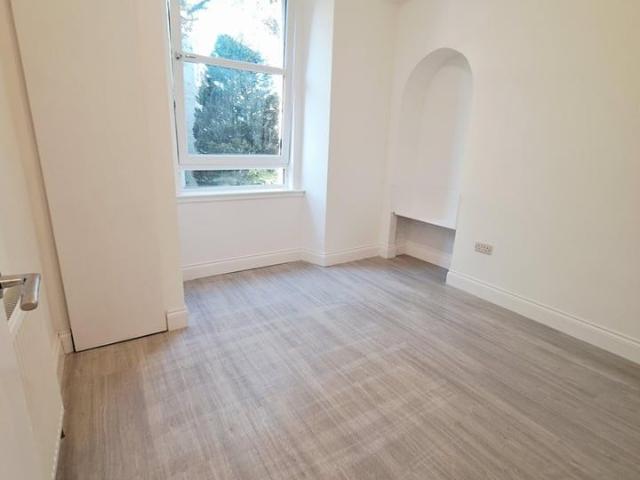 3 Bed Flat, Caledonian Place, EH11