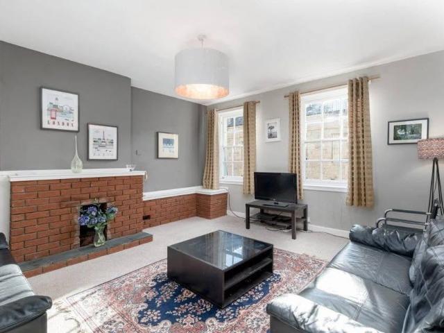 3 Bed Flat, Canongate, EH8