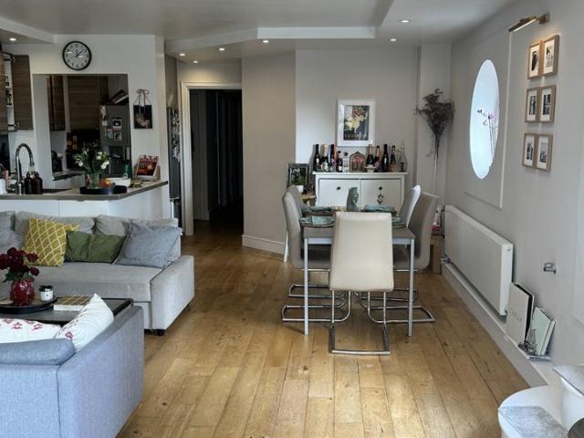 3 Bed Flat, Cascades Tower, E14