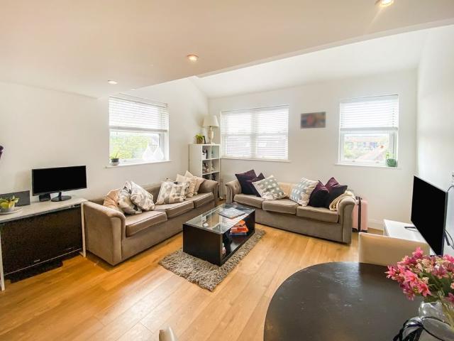 3 Bed Flat, Clapham Park Road, SW4