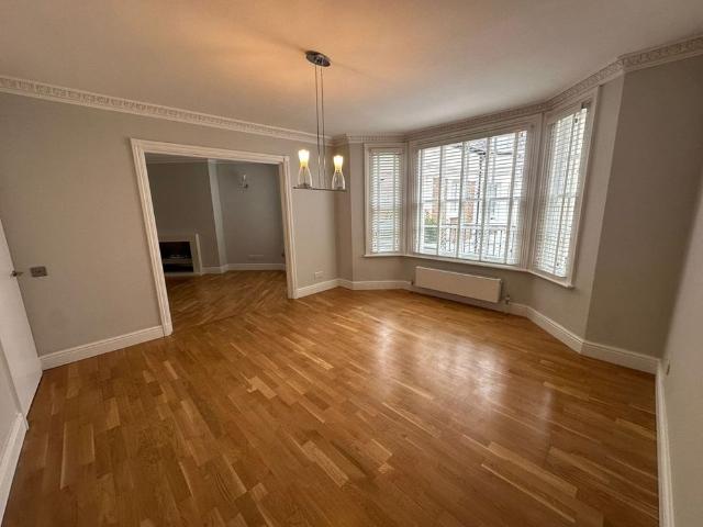3 Bed Flat, Cobham Court, SW1X