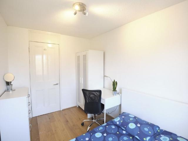 3 Bed Flat, Cowdenbeath Path, N1