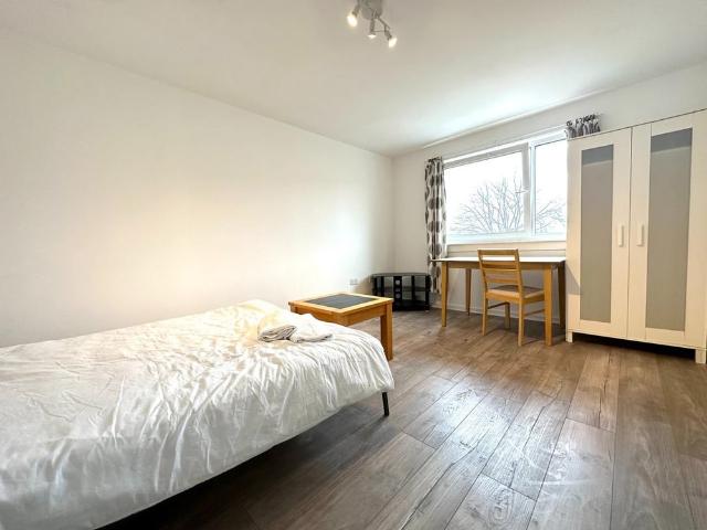 3 Bed Flat, Dumbryden Grove, EH14