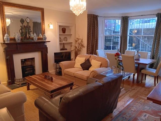 3 Bed Flat, Douglas Crescent, EH12