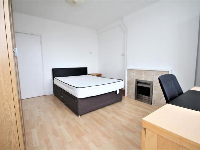 3 Bed Flat, East Arbour Street, E1