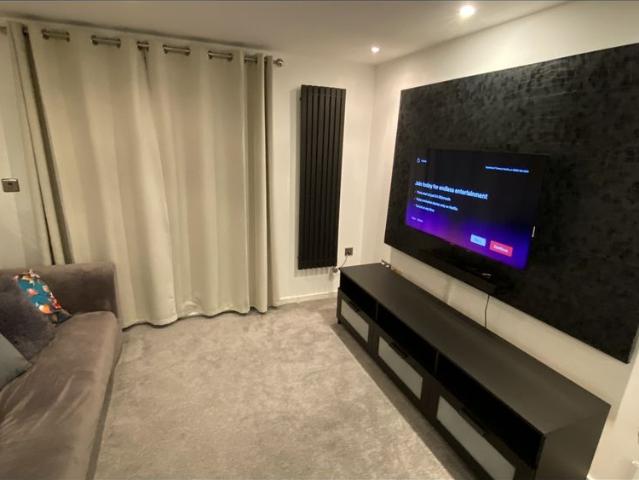 3 Bed Flat, Elmira Way, M5