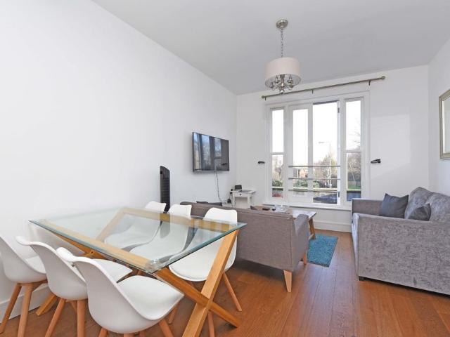 3 Bed Flat, Falcon Road, SW11